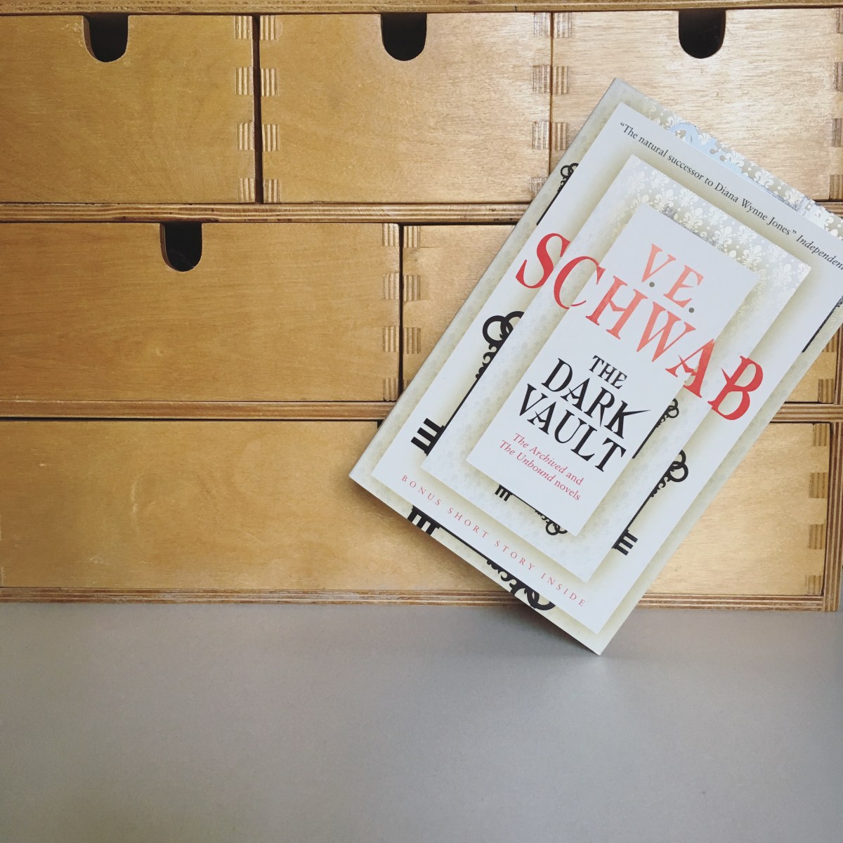 The Dark Vault – V.E. Schwab – My Winged Books – Reviews van Young Adult, Fantasy en New Adult ...